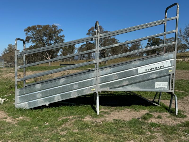 Lot 53 - CATTLE LOADING RAMP | AuctionsPlus