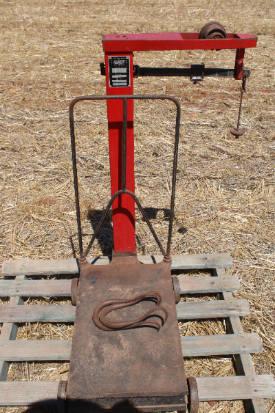 Lot 121 - Avery wool scales with weights | AuctionsPlus