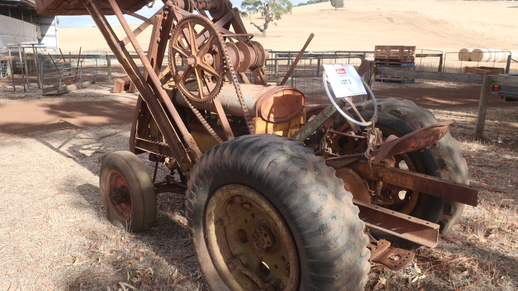 Lot 1 - Fordson N Model with cable loader | AuctionsPlus