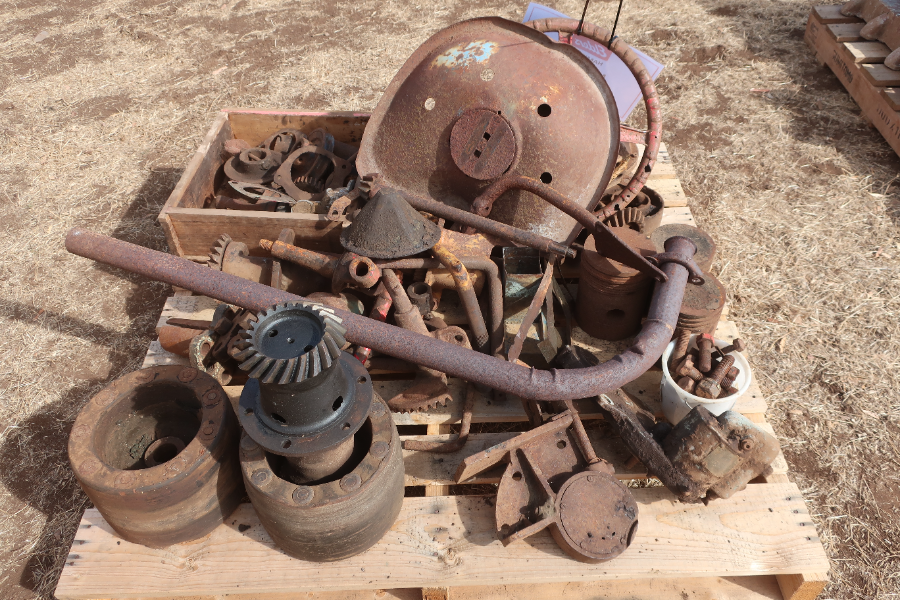 Lot 55 - Pallet of Fordson parts | AuctionsPlus