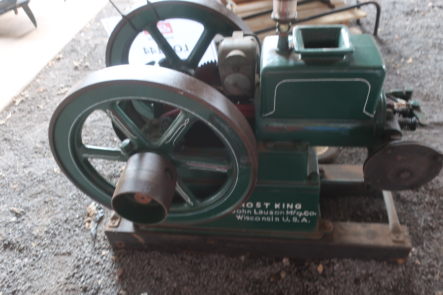 Lot 144 - Restored Lauson Frost King engine | AuctionsPlus