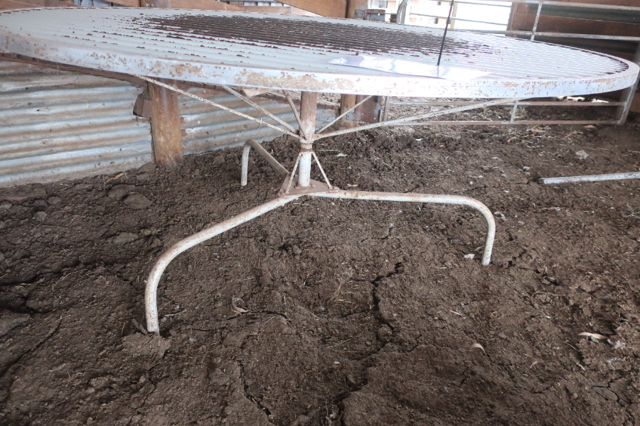 Round wool table | AuctionsPlus