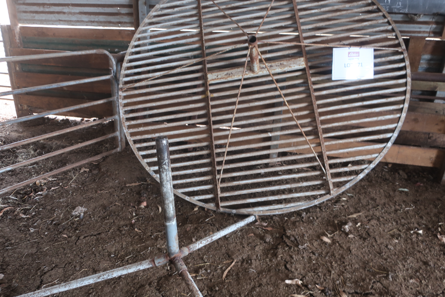 Round wool table | AuctionsPlus