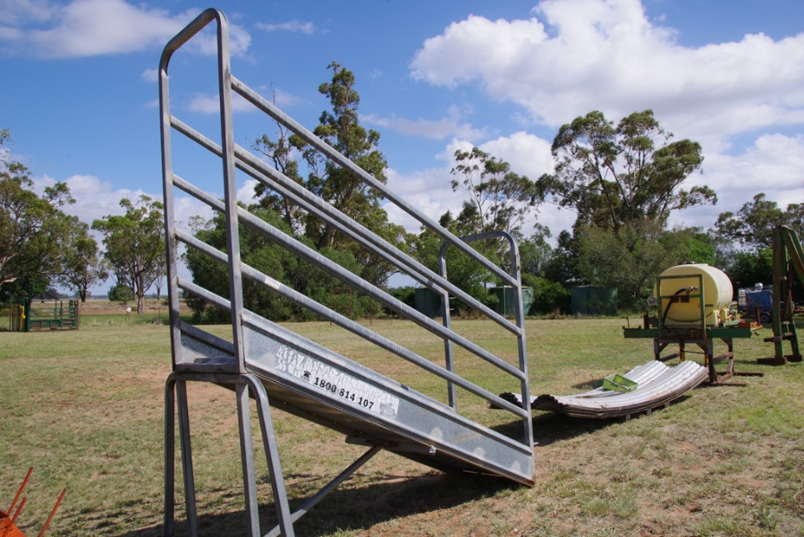 Lot 211 - Arrow steel cattle loading ramp | AuctionsPlus