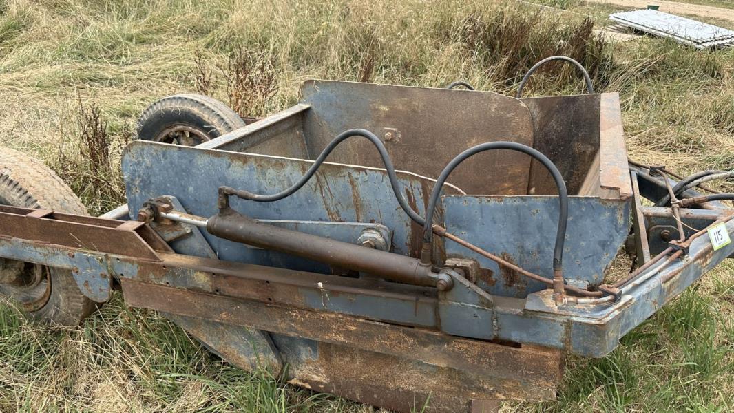 Lot 115 - Hydraulic Trailing Scoop | AuctionsPlus