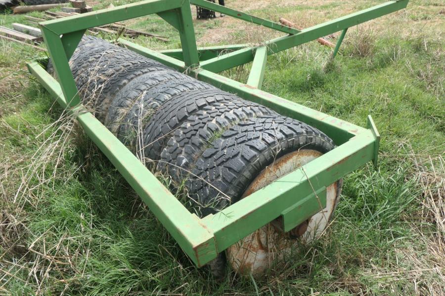 Lot 15 - Rubber tyre paddock roller | AuctionsPlus