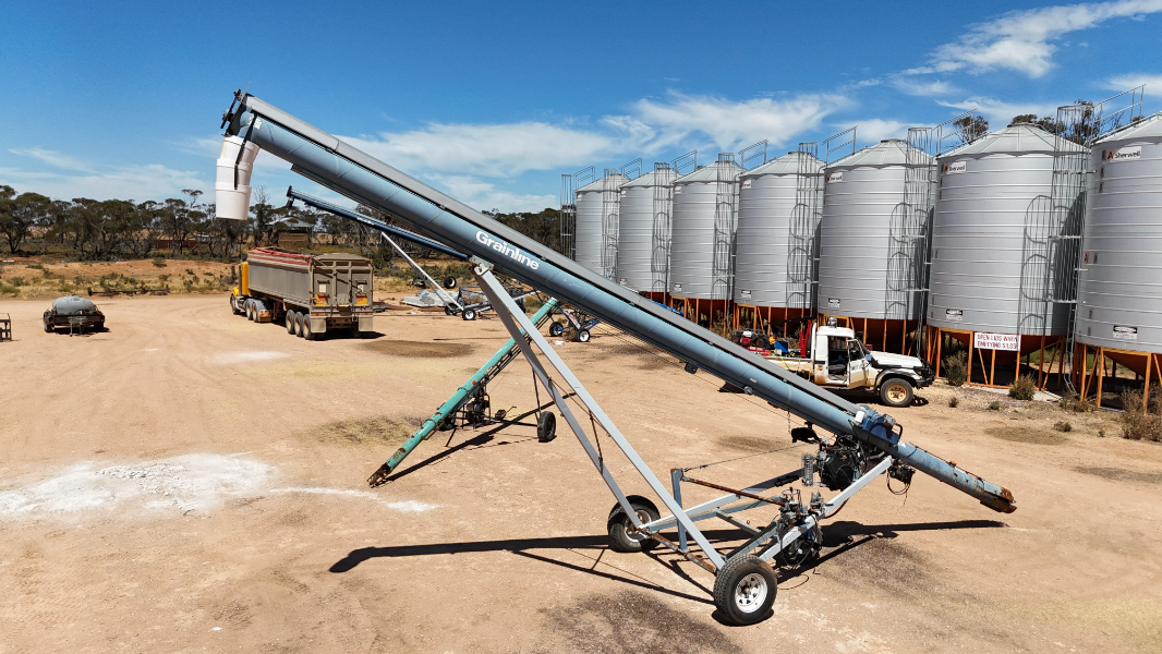 Lot 9 - Grainline 36’ x 10” hydraulic auger. | AuctionsPlus