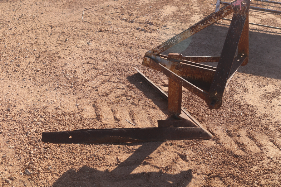 Lot 22 - Single tyne 1.4m blade plough. | AuctionsPlus