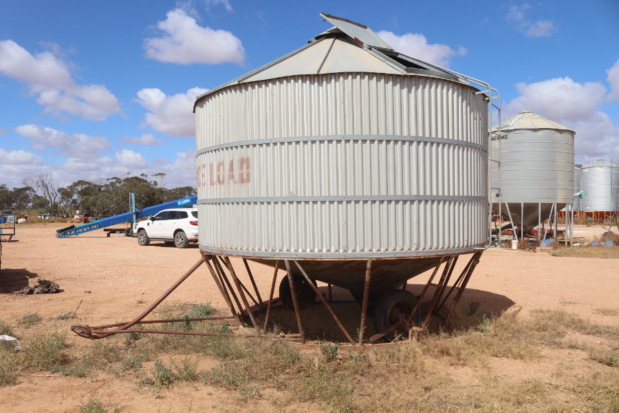 Lot 26 - Nelson 240 bag field bin. | AuctionsPlus