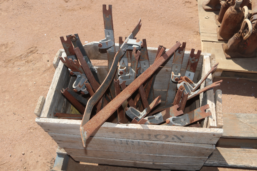 Lot 32 - Steel crop lifters x 18. | AuctionsPlus