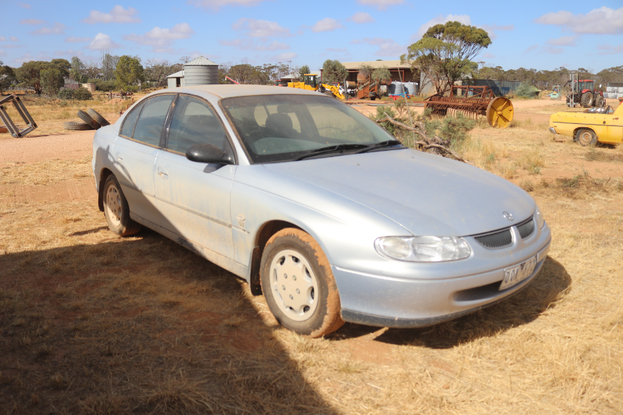 Lot 36 - Holden 2000 VT Commodore sedan. | AuctionsPlus