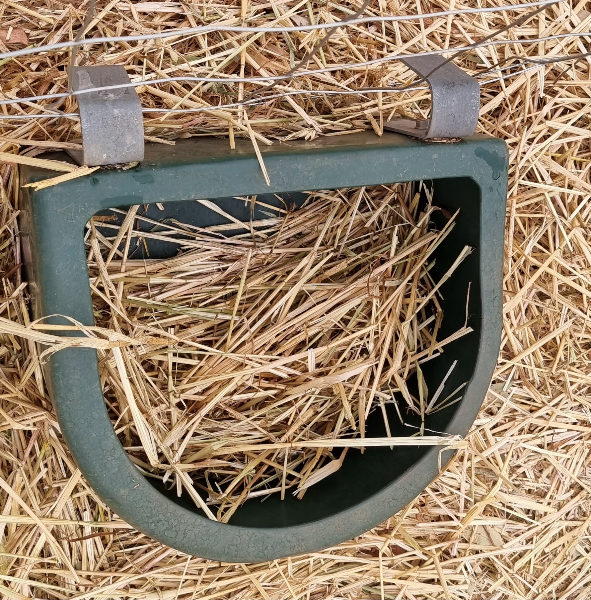 Lot 18 - Feed Buckets, Water Trough & Hay Feeders | AuctionsPlus