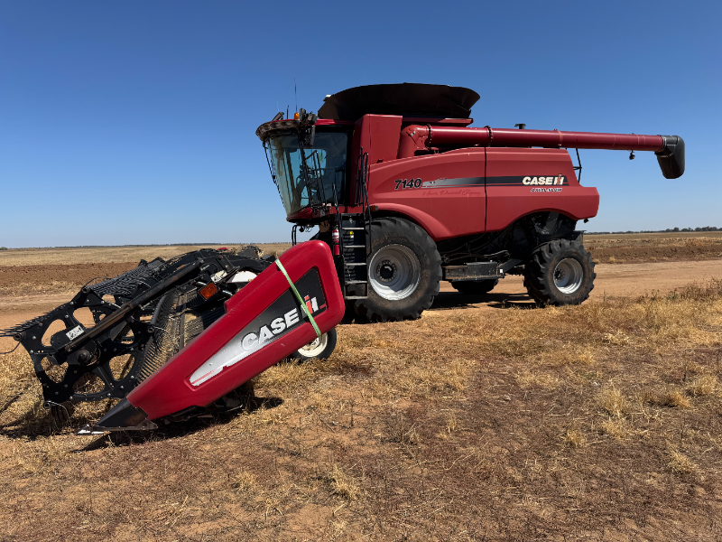 Lot 6 - 2015 Case 7140 Header with 40' Front | AuctionsPlus