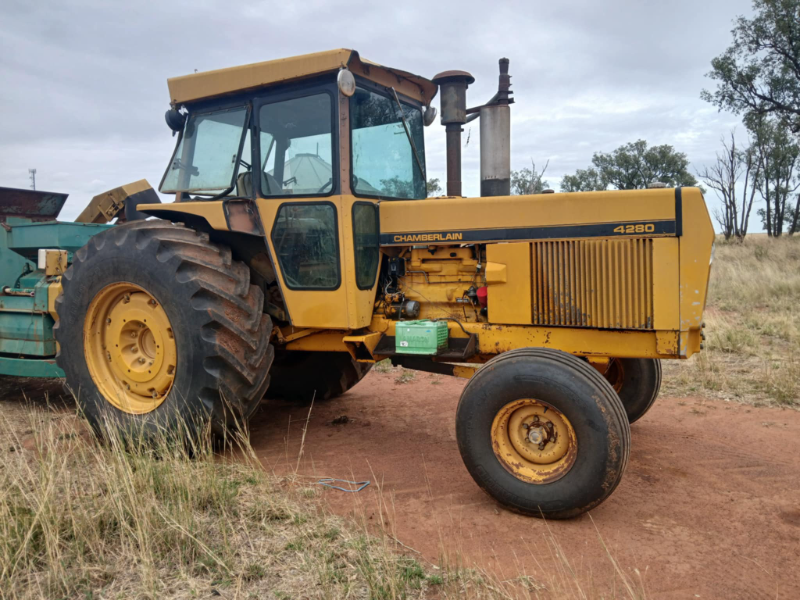 Lot 2 - CHAMBERLAIN 4280 TRACTOR | AuctionsPlus