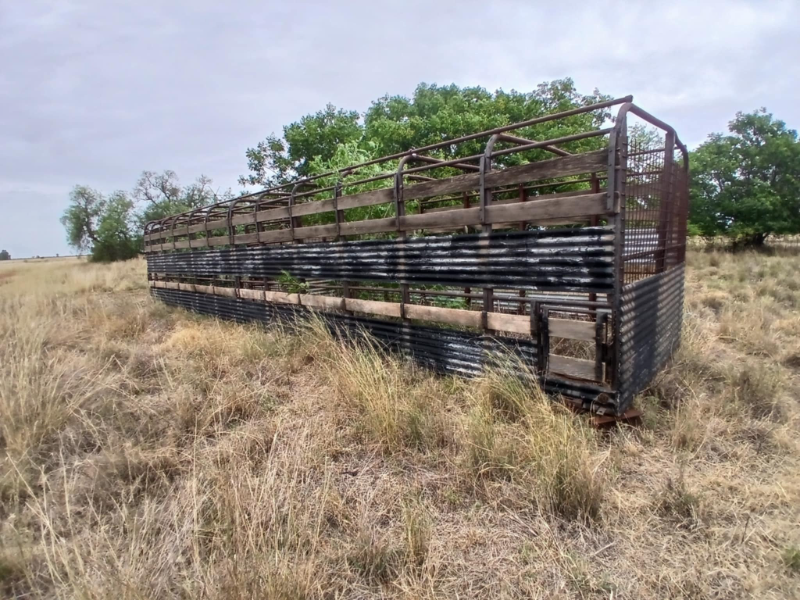 Lot 22 - 32FT CATTLE CRATE | AuctionsPlus