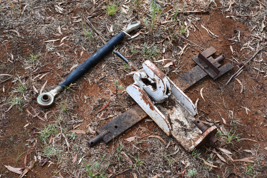 Lot 18 - 2pl trailer hitch & 3pl top link | AuctionsPlus