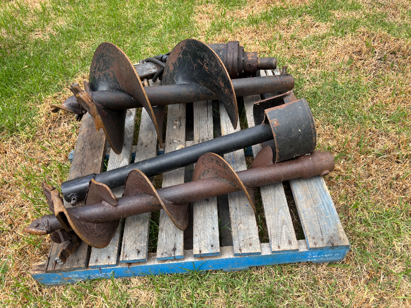 Lot 20 - Digga 500m post hole auger/ Digga 300m hole cleaner & shaft ...