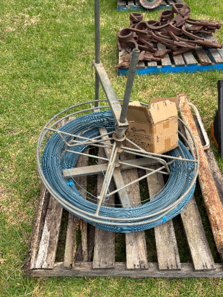 Lot 29 - Waratah three way wire spinner | AuctionsPlus