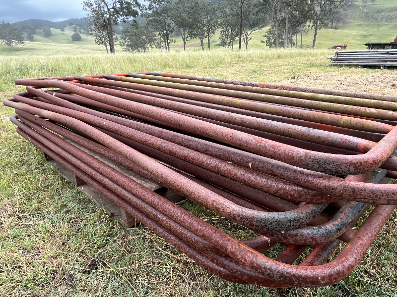 Lot 93 - 9 X STEEL FARM GATES | AuctionsPlus
