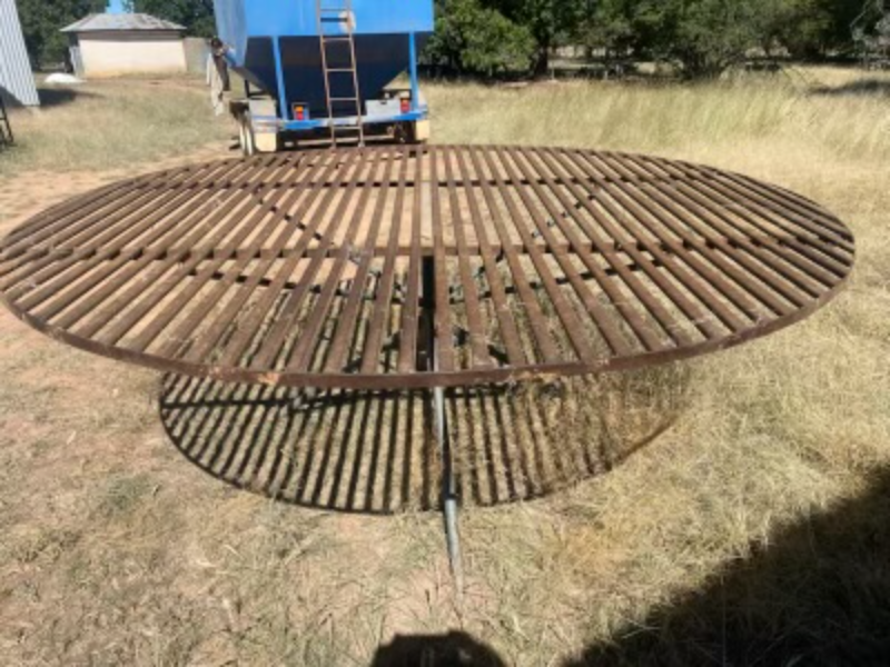 Lot 14 - Steel wool table on swivel | AuctionsPlus