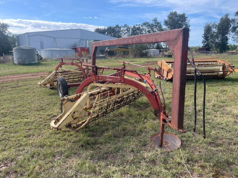 Lot 25 - New Holland Hay Rakes S56 - Tandem Hitch | AuctionsPlus