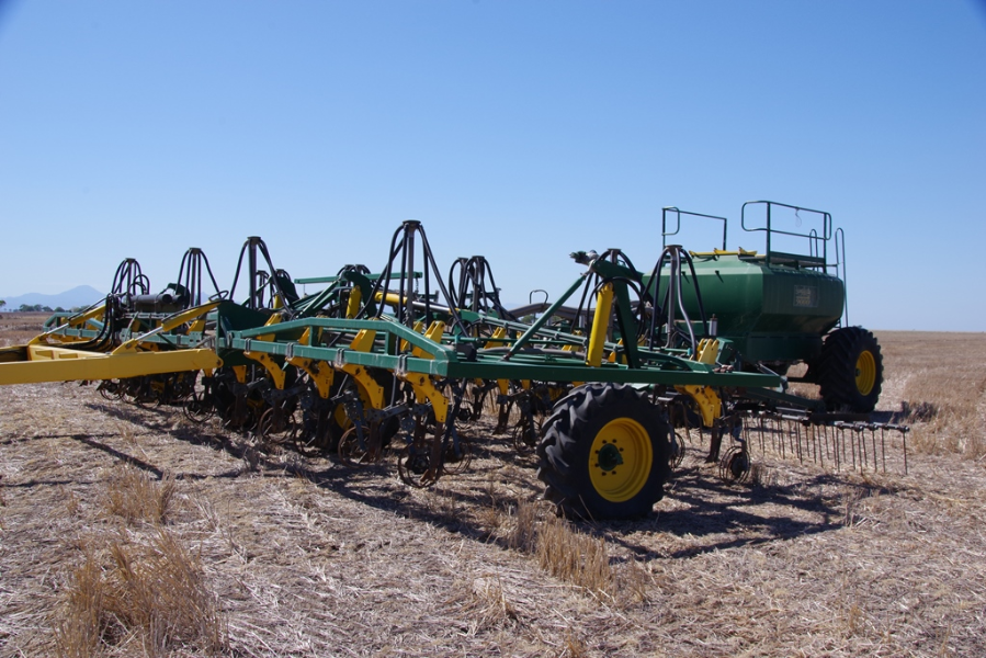 Lot 3 - Simplicity Allrounder 12m hydraulic tyne planter | AuctionsPlus