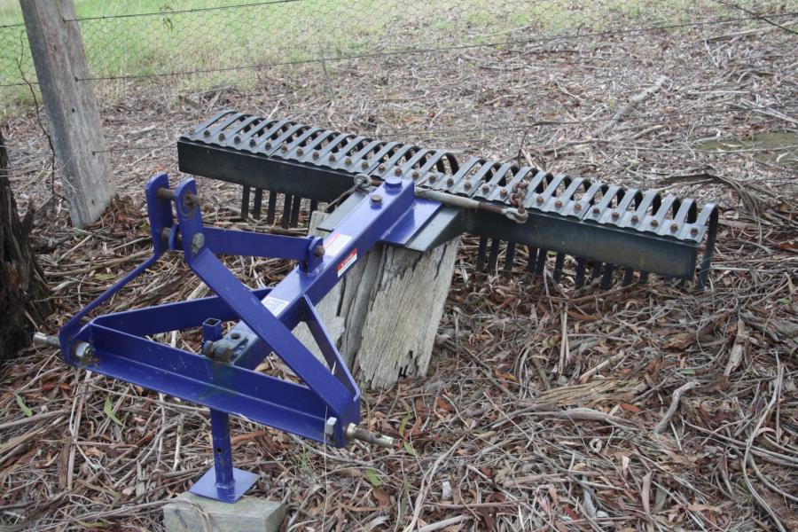 Lot 31 - Stick Rake | AuctionsPlus