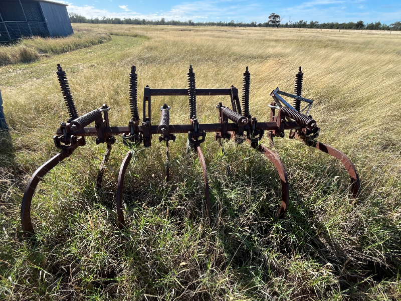 Lot 29 - Napier Scari Chisel Plough | AuctionsPlus