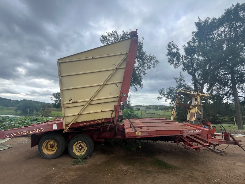 Lot 28 - NEW HOLLAND 1038 STACKLINER BALE WAGON | AuctionsPlus