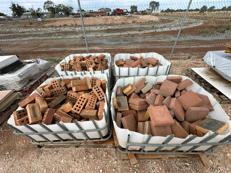 Lot - 119 - 4 x 1/2 IBC Shuttles of Bricks & Pavers | AuctionsPlus