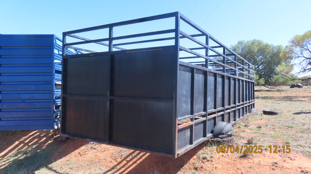 Lot 174 - Single-deck Cattle Crate | AuctionsPlus