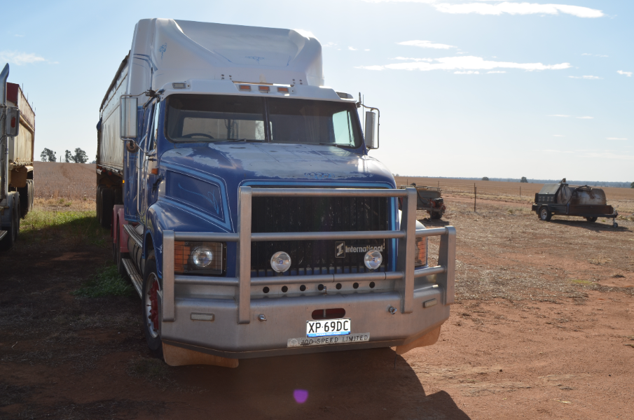 Lot 4 - 1993 International S-Line Prime Mover & 1980 Panther Tipper ...