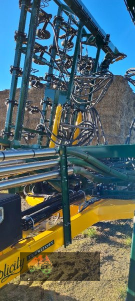 Lot 4 - (8737) 2021 Simplicity 304 Territory Planter | AuctionsPlus