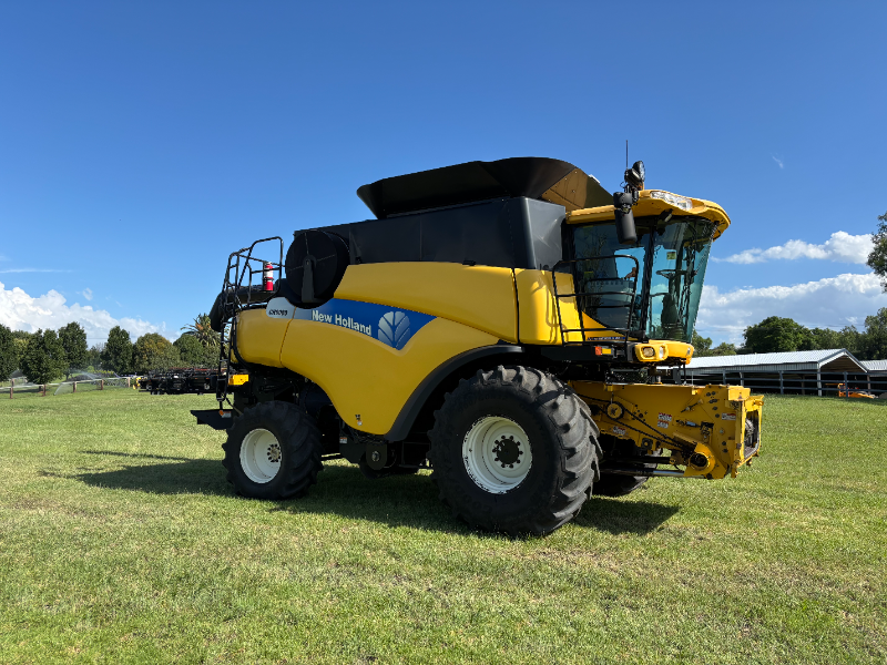 Lot 7 - New Holland 2011 Cr 9080 class 9 combine | AuctionsPlus