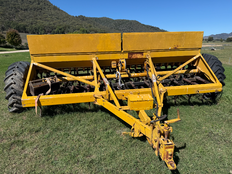 LOT 15 - CHAMBERLAIN 24 RUN COMBINE | AuctionsPlus