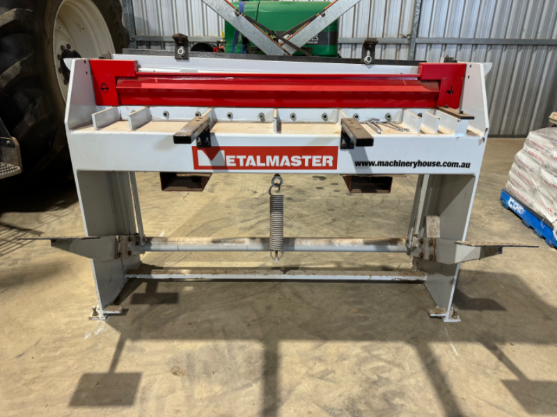 Lot 33 - Metal Master Guillotine | AuctionsPlus