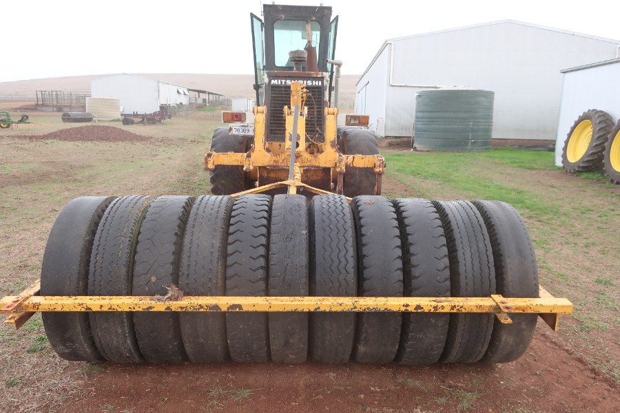 Lot 14 - Mitsubishi Grader & Roller | AuctionsPlus