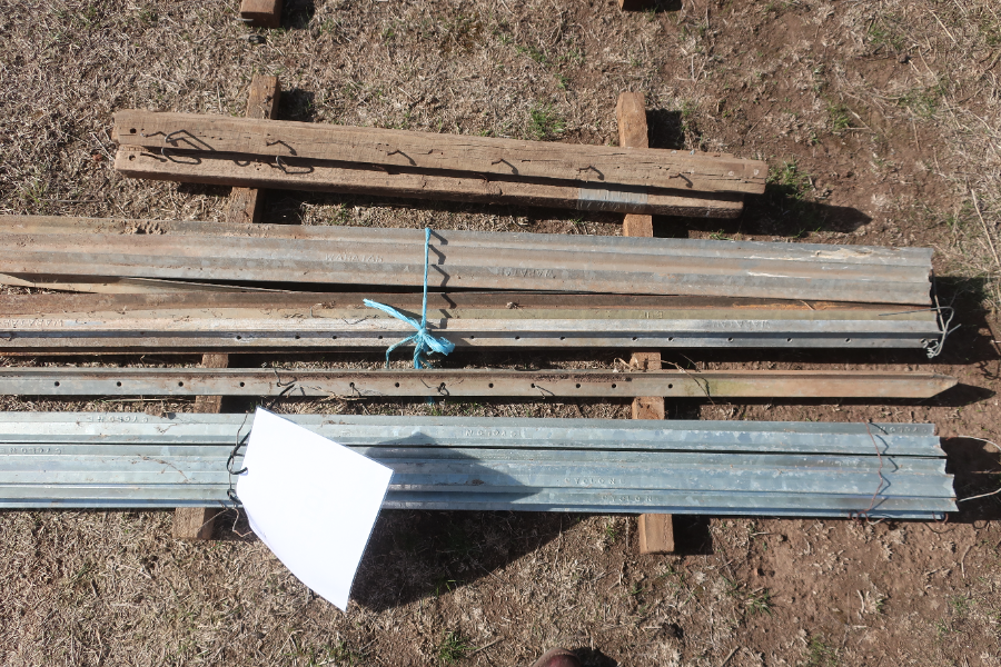 Lot 143 - Cyclone gal steel pegs x 10. Waratah steel pegs x 10 ...