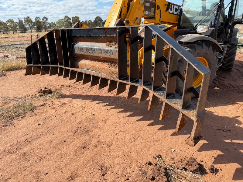 Lot 17 - Stick Rake | AuctionsPlus