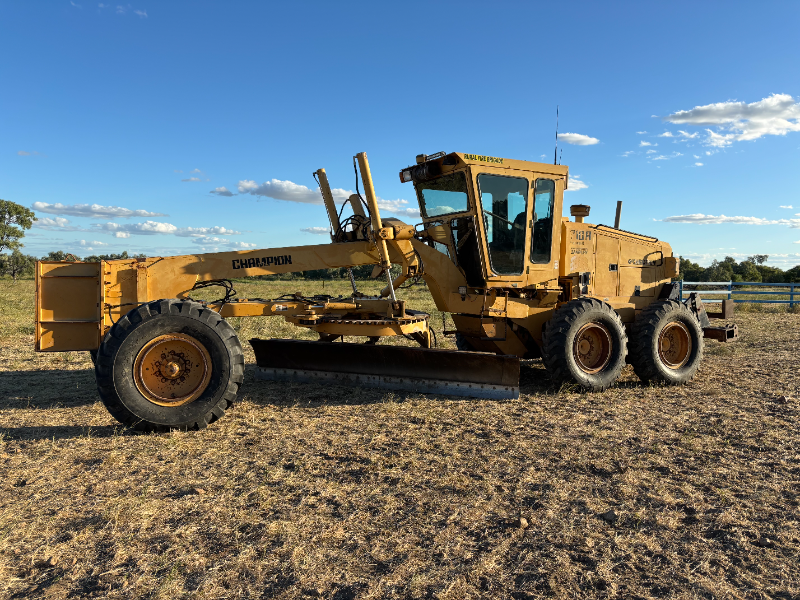 Lot 24 - CHAMPION 710A SERIES 3 GRADER | AuctionsPlus