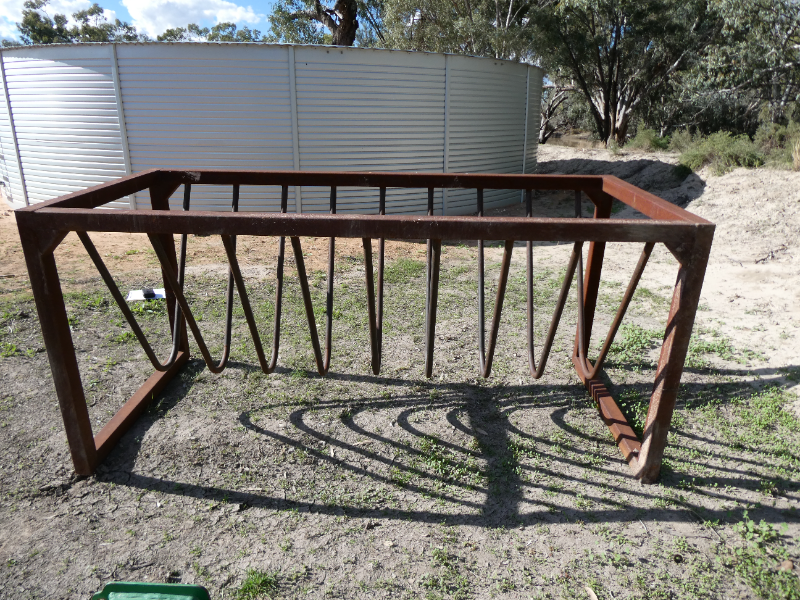 Lot 54 - HAY FEEDERS | AuctionsPlus