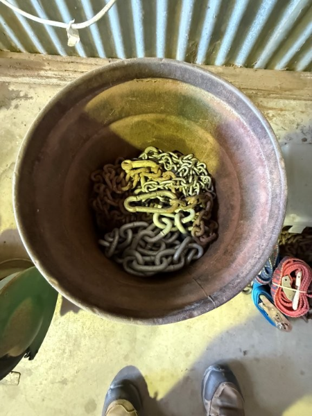 Lot 51 - Bucket of Chain | AuctionsPlus