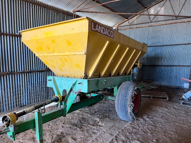 Lot 11 - Landaco Spreader | AuctionsPlus