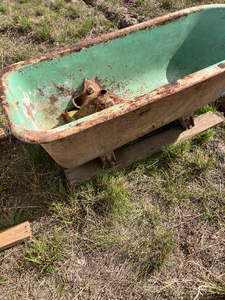 Lot 33 - Green Cast Iron bath Tub & Basin | AuctionsPlus