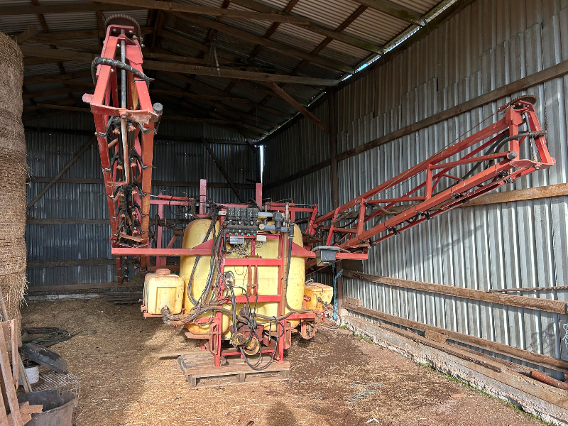 Lot 13 - Hardi boom spray | AuctionsPlus