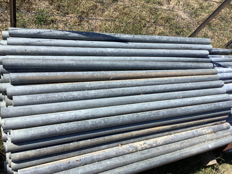 Lot 100 - 20 X Galvanised Steel Posts 1.7m x 3.9mm x 50nb | AuctionsPlus