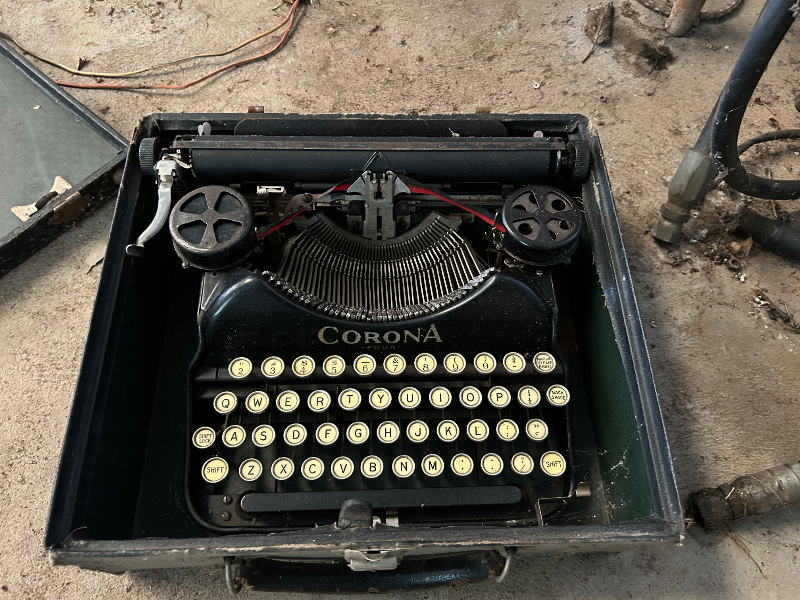 Lot 122 - Corona Typewriter | AuctionsPlus