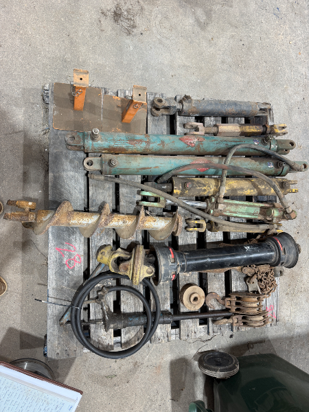 Lot 28 - Hydraulic Rams, PTO / 3PL Shaft, 2x Stands, Pulleys, Drum Pump ...