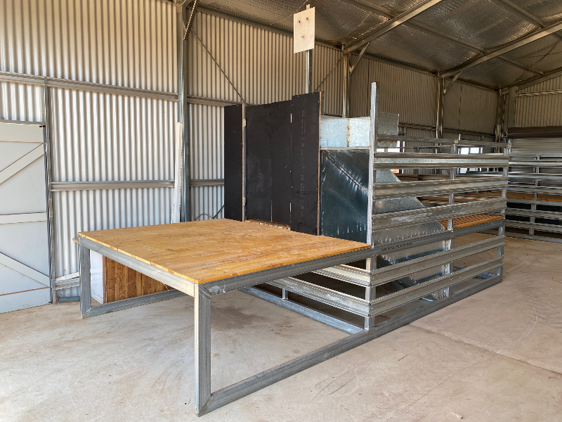 Lot 23 - Shearing Stand. | AuctionsPlus