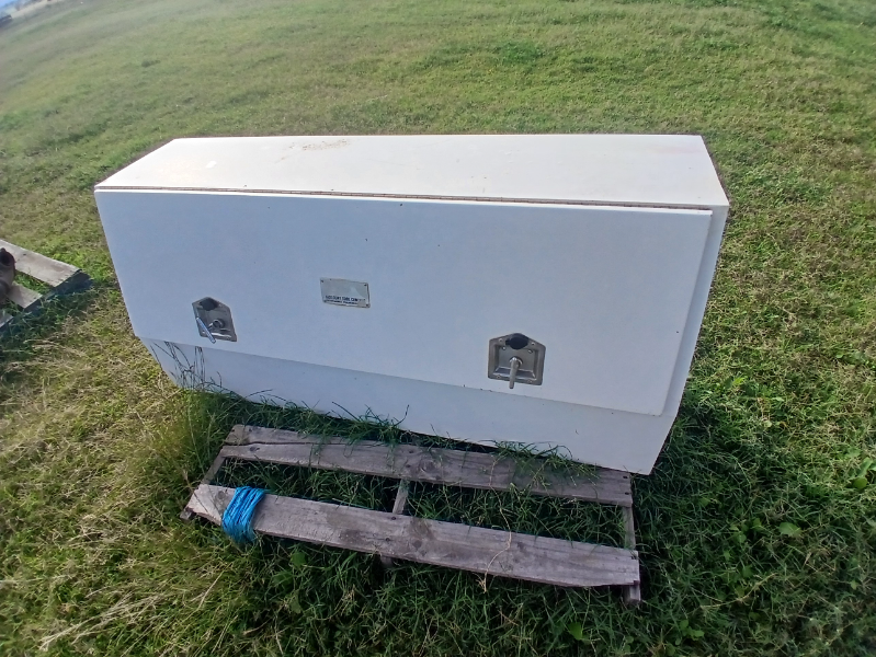 Lot 96 - TOOL BOX | AuctionsPlus